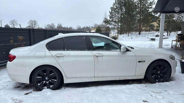 White BMW 520 2012 in Vilnius, with an engine capacity of 2.00 L and mileage of 277 thousand km for 6900 €, photo 2 on AUTOMOTO.COM.LV