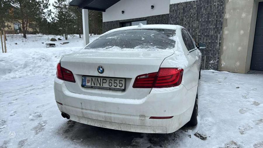 White BMW 520 2012 in Vilnius, with an engine capacity of 2.00 L and mileage of 277 thousand km for 6900 €, photo 3 on AUTOMOTO.COM.LV