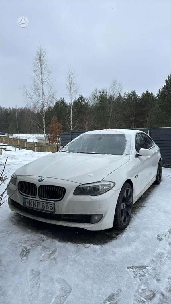 White BMW 520 2012 in Vilnius, with an engine capacity of 2.00 L and mileage of 277 thousand km for 6900 €, photo 5 on AUTOMOTO.COM.LV