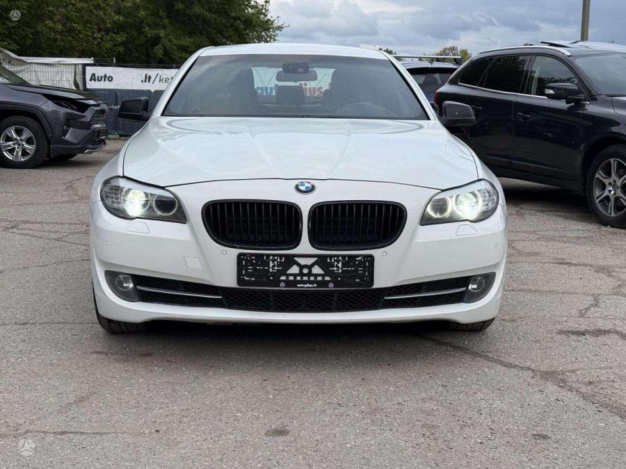 White BMW 520 2012 in Siauliai, with an engine capacity of 2.00 L and mileage of 341 thousand km for 7999 €, photo 4 on AUTOMOTO.COM.LV