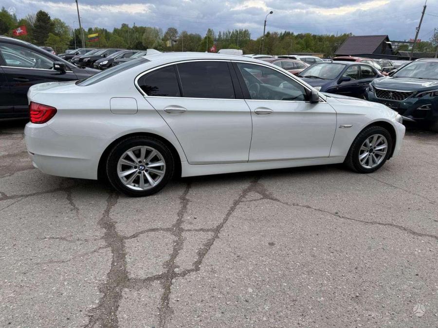 White BMW 520 2012 in Siauliai, with an engine capacity of 2.00 L and mileage of 341 thousand km for 7999 €, photo 8 on AUTOMOTO.COM.LV