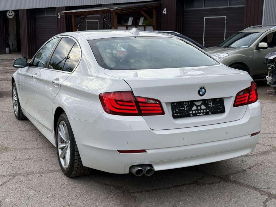 White BMW 520 2012 in Siauliai, with an engine capacity of 2.00 L and mileage of 341 thousand km for 7999 €, photo 10 on AUTOMOTO.COM.LV