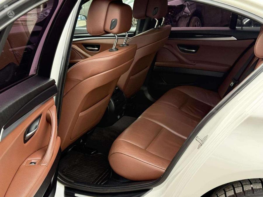 White BMW 520 2012 in Siauliai, with an engine capacity of 2.00 L and mileage of 341 thousand km for 7999 €, photo 16 on AUTOMOTO.COM.LV