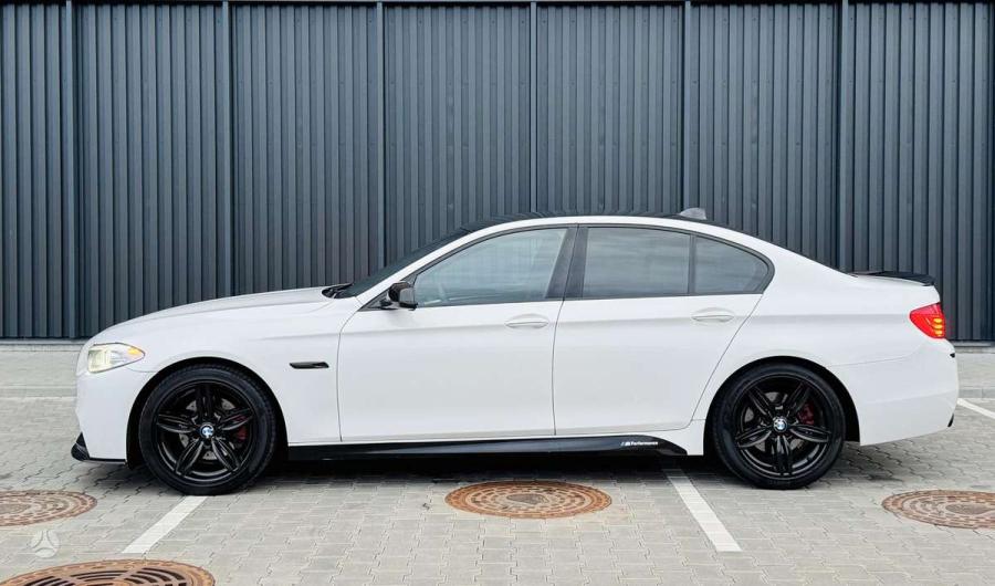 White BMW 520 2012 in Kaunas, with an engine capacity of 2.00 L and mileage of 257 thousand km for 13800 €, photo 6 on AUTOMOTO.COM.LV