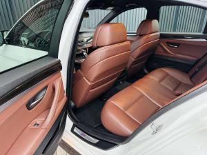 White BMW 520 2012 in Kaunas, with an engine capacity of 2.00 L and mileage of 257 thousand km for 13800 €, photo 15 on AUTOMOTO.COM.LV