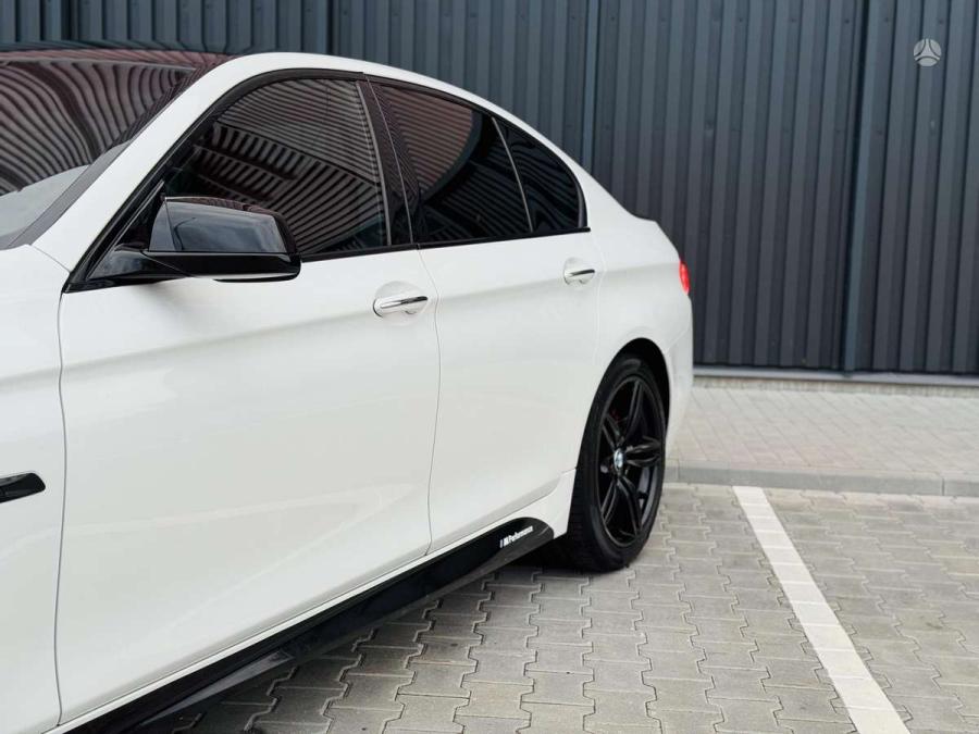 White BMW 520 2012 in Kaunas, with an engine capacity of 2.00 L and mileage of 257 thousand km for 13800 €, photo 39 on AUTOMOTO.COM.LV