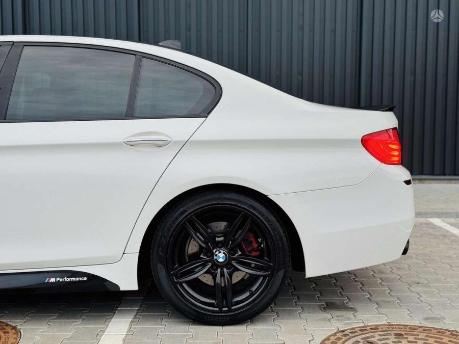 White BMW 520 2012 in Kaunas, with an engine capacity of 2.00 L and mileage of 257 thousand km for 13800 €, photo 43 on AUTOMOTO.COM.LV