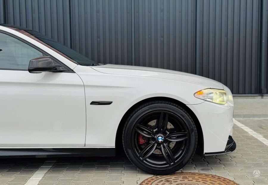 White BMW 520 2012 in Kaunas, with an engine capacity of 2.00 L and mileage of 257 thousand km for 13800 €, photo 44 on AUTOMOTO.COM.LV