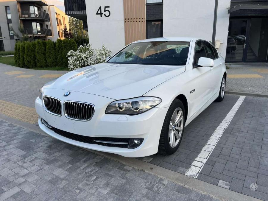 White BMW 520 2012 in Vilnius, with an engine capacity of 2.00 L and mileage of 220 thousand km for 7999 €, photo 1 on AUTOMOTO.COM.LV