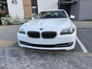 White BMW 520 2012 in Vilnius, with an engine capacity of 2.00 L and mileage of 220 thousand km for 7999 €, photo 3 on AUTOMOTO.COM.LV