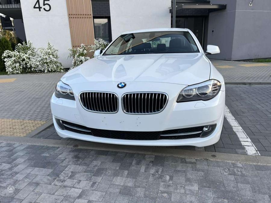 White BMW 520 2012 in Vilnius, with an engine capacity of 2.00 L and mileage of 220 thousand km for 7999 €, photo 3 on AUTOMOTO.COM.LV