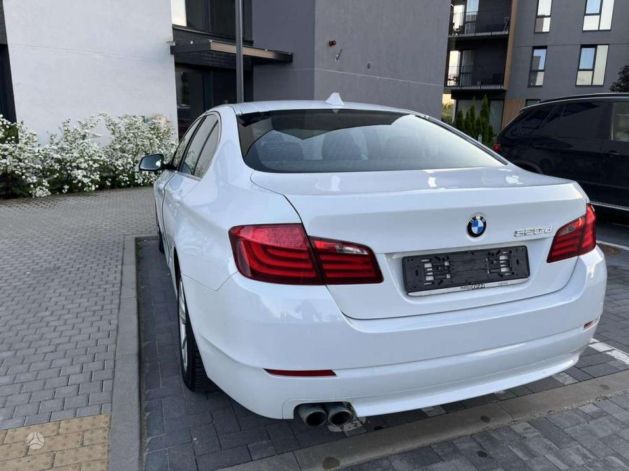 White BMW 520 2012 in Vilnius, with an engine capacity of 2.00 L and mileage of 220 thousand km for 7999 €, photo 4 on AUTOMOTO.COM.LV