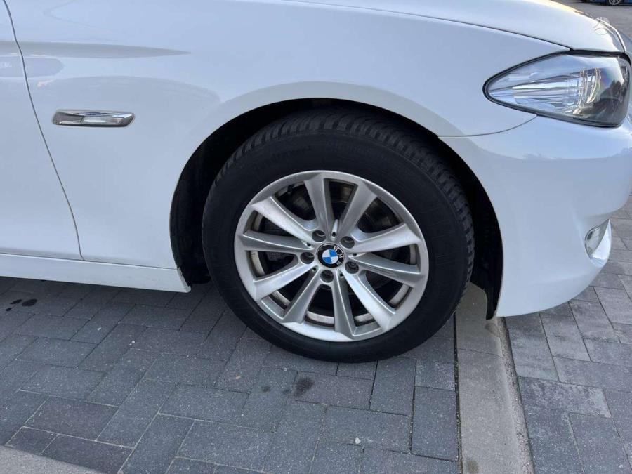 White BMW 520 2012 in Vilnius, with an engine capacity of 2.00 L and mileage of 220 thousand km for 7999 €, photo 5 on AUTOMOTO.COM.LV