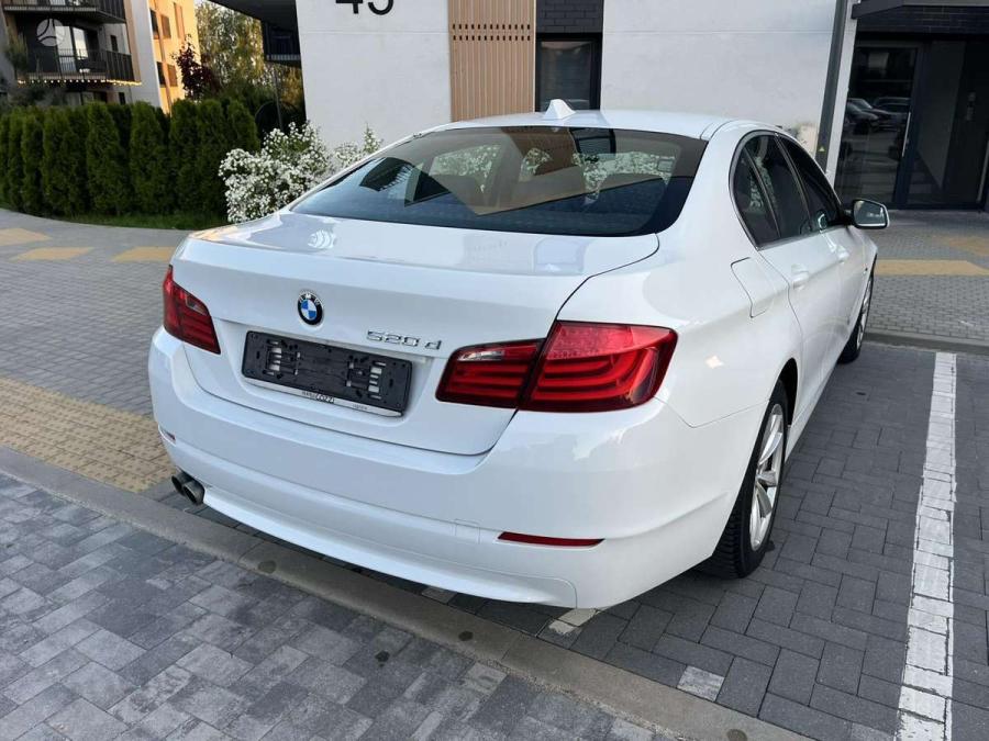 White BMW 520 2012 in Vilnius, with an engine capacity of 2.00 L and mileage of 220 thousand km for 7999 €, photo 7 on AUTOMOTO.COM.LV