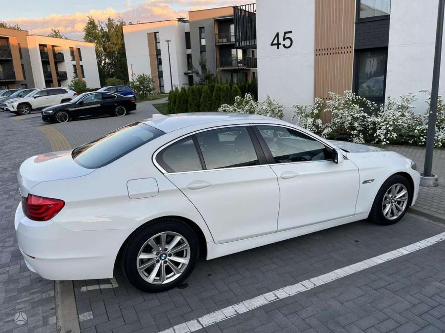 White BMW 520 2012 in Vilnius, with an engine capacity of 2.00 L and mileage of 220 thousand km for 7999 €, photo 10 on AUTOMOTO.COM.LV