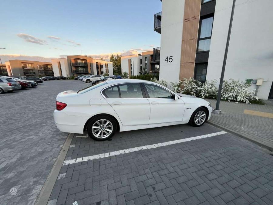 White BMW 520 2012 in Vilnius, with an engine capacity of 2.00 L and mileage of 220 thousand km for 7999 €, photo 11 on AUTOMOTO.COM.LV