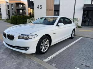 White BMW 520 2012 in Vilnius, with an engine capacity of 2.00 L and mileage of 220 thousand km for 7999 €, photo 12 on AUTOMOTO.COM.LV