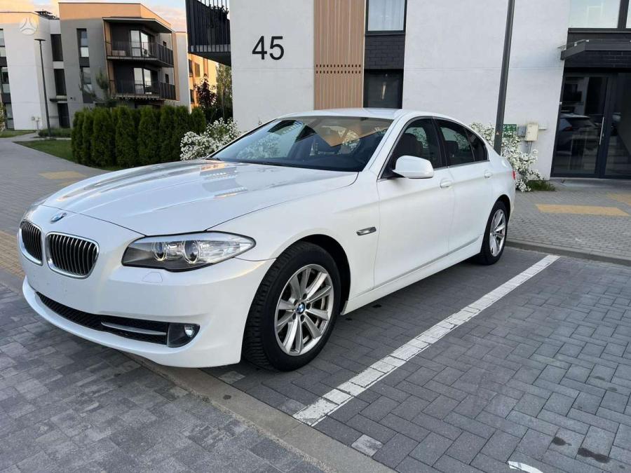 White BMW 520 2012 in Vilnius, with an engine capacity of 2.00 L and mileage of 220 thousand km for 7999 €, photo 12 on AUTOMOTO.COM.LV
