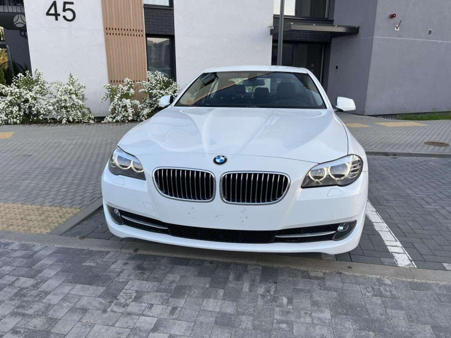 White BMW 520 2012 in Vilnius, with an engine capacity of 2.00 L and mileage of 220 thousand km for 7999 €, photo 13 on AUTOMOTO.COM.LV