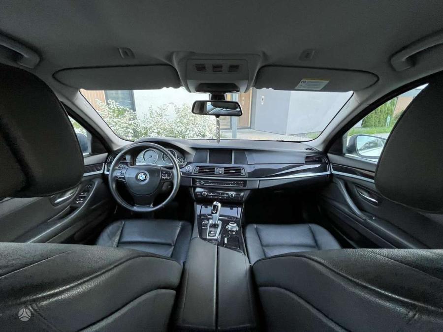 White BMW 520 2012 in Vilnius, with an engine capacity of 2.00 L and mileage of 220 thousand km for 7999 €, photo 16 on AUTOMOTO.COM.LV