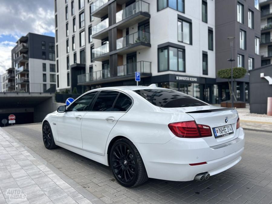 White BMW 520 2012 in Kaunas, with an engine capacity of 2.00 L and mileage of 345 thousand km for 8999 €, photo 4 on AUTOMOTO.COM.LV