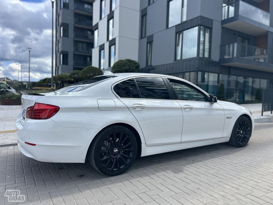 White BMW 520 2012 in Kaunas, with an engine capacity of 2.00 L and mileage of 345 thousand km for 8999 €, photo 11 on AUTOMOTO.COM.LV