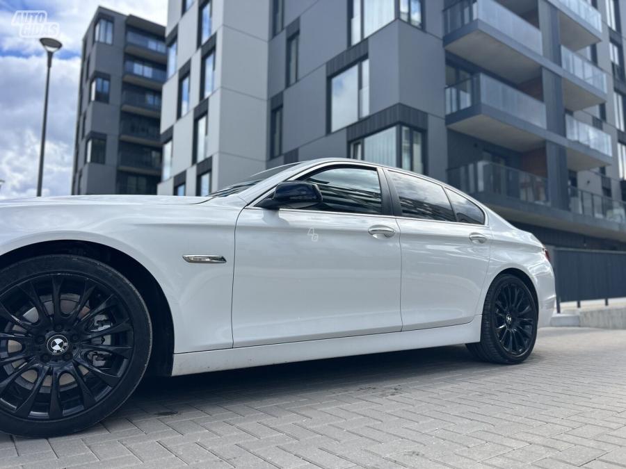 White BMW 520 2012 in Kaunas, with an engine capacity of 2.00 L and mileage of 345 thousand km for 8999 €, photo 12 on AUTOMOTO.COM.LV