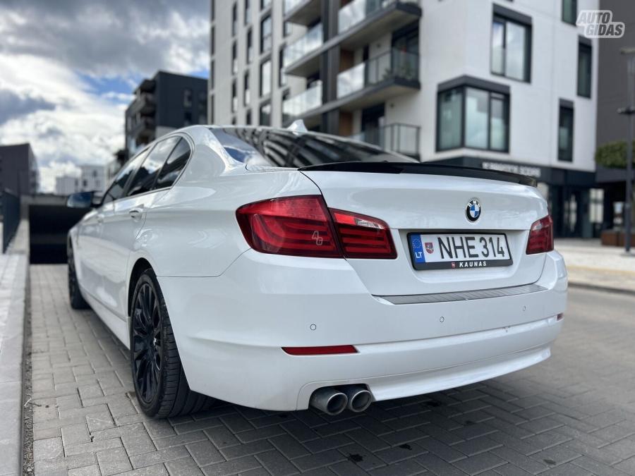 White BMW 520 2012 in Kaunas, with an engine capacity of 2.00 L and mileage of 345 thousand km for 8999 €, photo 13 on AUTOMOTO.COM.LV