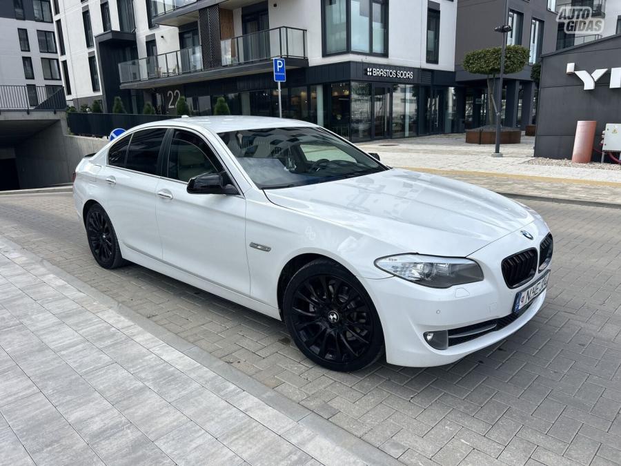 White BMW 520 2012 in Kaunas, with an engine capacity of 2.00 L and mileage of 345 thousand km for 8999 €, photo 14 on AUTOMOTO.COM.LV
