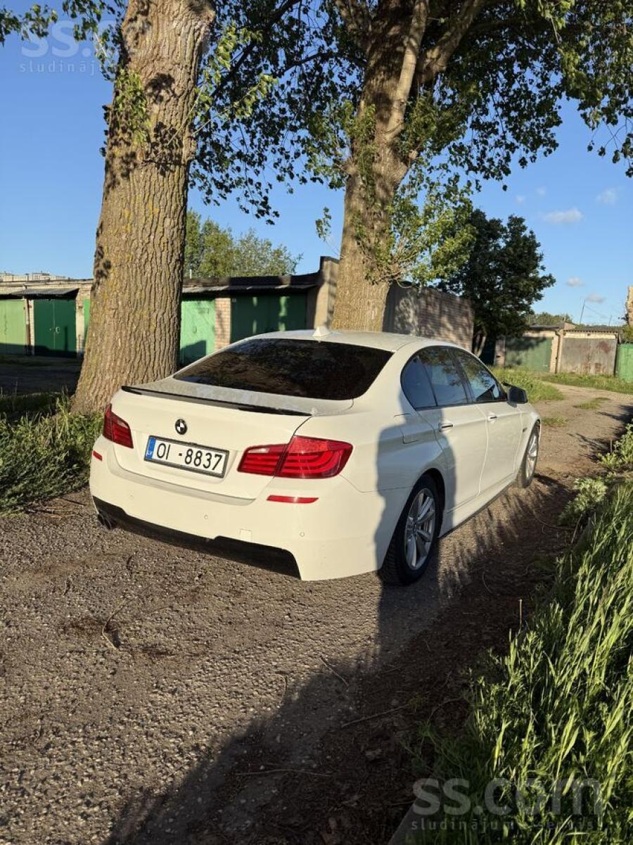 White BMW 520 2013 in Riga, with an engine capacity of 2.00 L and mileage of 330 thousand km for 9300 €, photo 3 on AUTOMOTO.COM.LV
