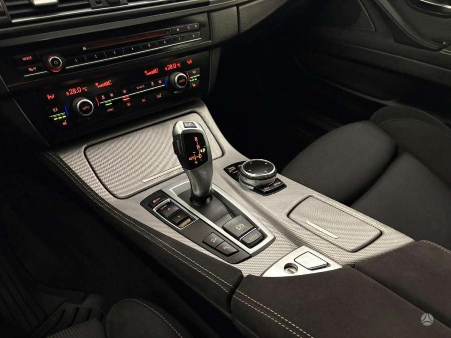 White BMW 520 2016 in Marijampole, with an engine capacity of 2.00 L and mileage of 338 thousand km for 13450 €, photo 10 on AUTOMOTO.COM.LV