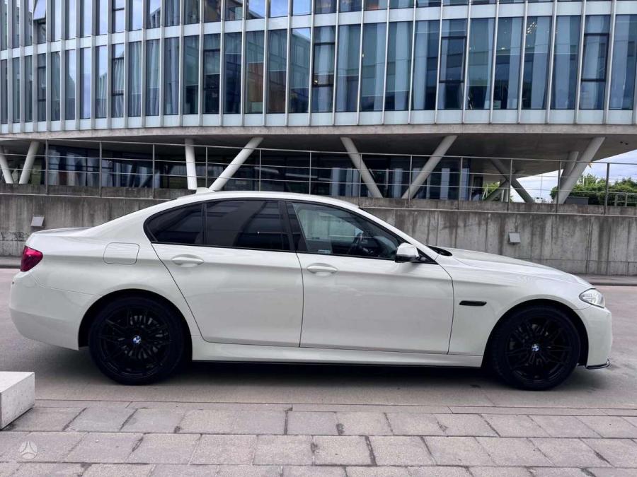 White BMW 520 2016 in Vilnius, with an engine capacity of 2.00 L and mileage of 225 thousand km for 14000 €, photo 5 on AUTOMOTO.COM.LV