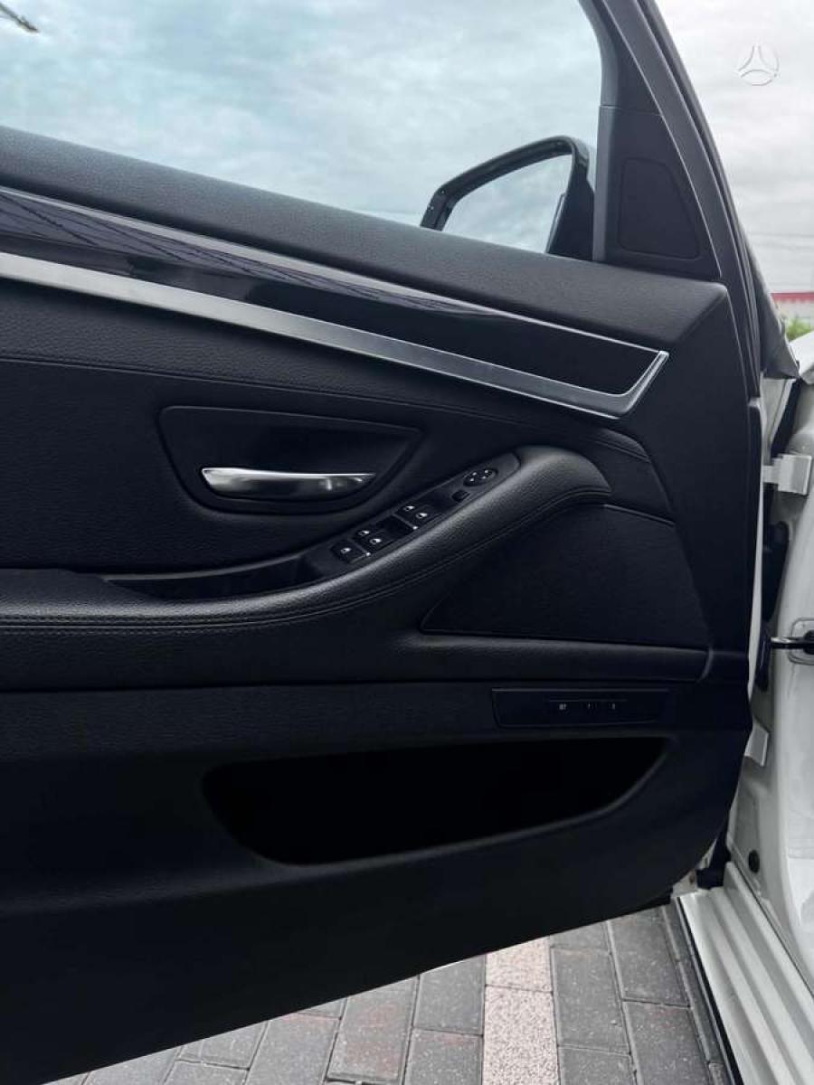 White BMW 520 2016 in Vilnius, with an engine capacity of 2.00 L and mileage of 225 thousand km for 14000 €, photo 10 on AUTOMOTO.COM.LV