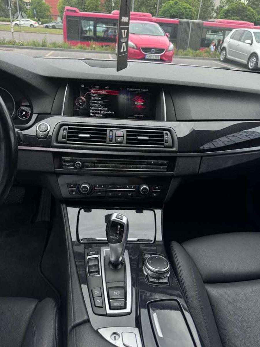 White BMW 520 2016 in Vilnius, with an engine capacity of 2.00 L and mileage of 225 thousand km for 14000 €, photo 11 on AUTOMOTO.COM.LV
