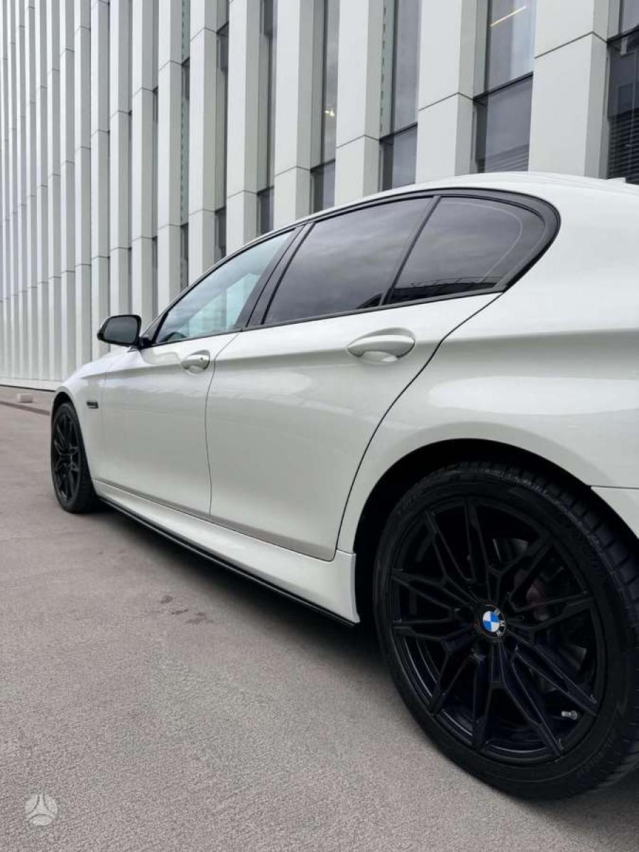 White BMW 520 2016 in Vilnius, with an engine capacity of 2.00 L and mileage of 225 thousand km for 14000 €, photo 16 on AUTOMOTO.COM.LV
