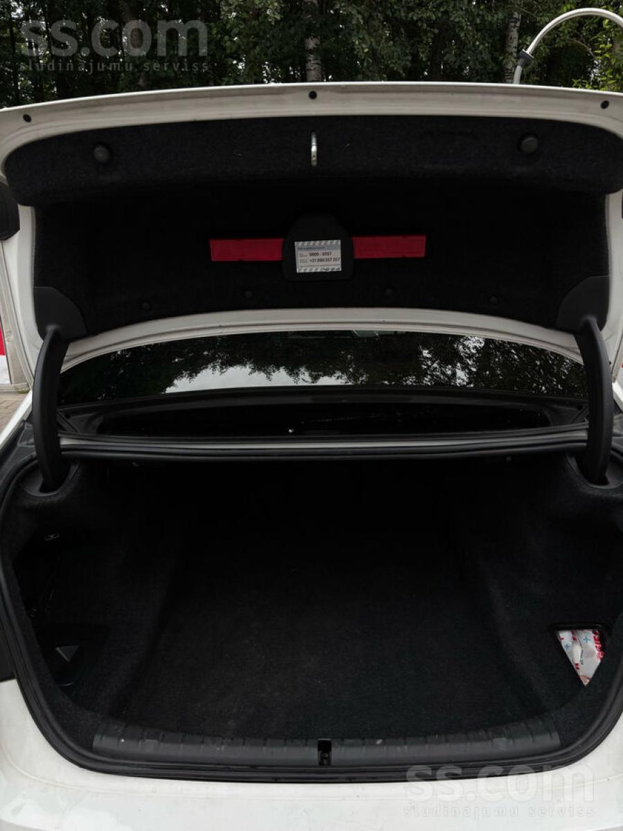 White BMW 520 2017 in Riga, with an engine capacity of 2.00 L and mileage of 375 thousand km for 14000 €, photo 11 on AUTOMOTO.COM.LV