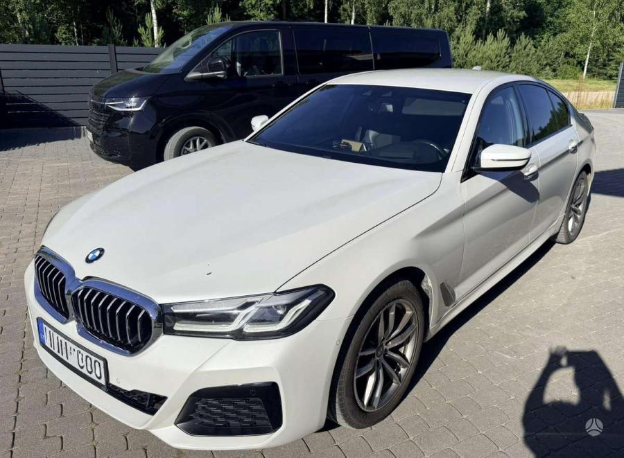 White BMW 520 2018 in Klaipeda, with an engine capacity of 2.00 L and mileage of 125 thousand km for 32500 €, photo 1 on AUTOMOTO.COM.LV