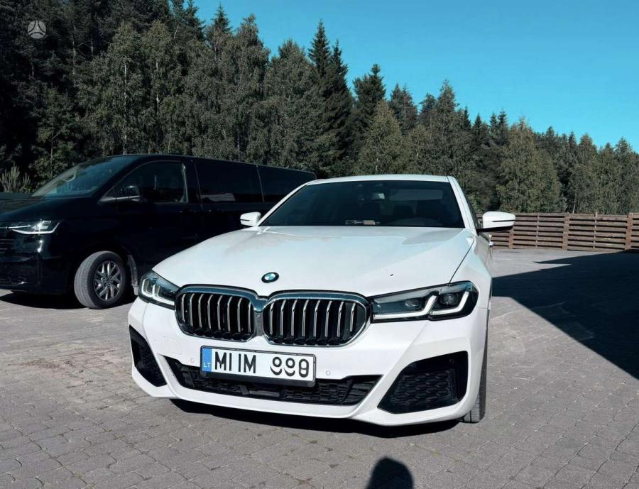 White BMW 520 2018 in Klaipeda, with an engine capacity of 2.00 L and mileage of 125 thousand km for 32500 €, photo 4 on AUTOMOTO.COM.LV