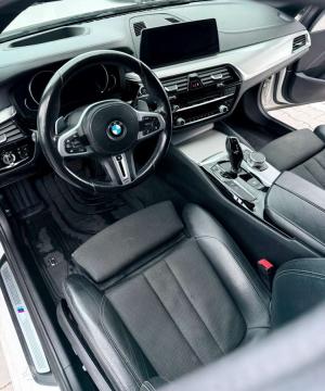 White BMW 520 2018 in Klaipeda, with an engine capacity of 2.00 L and mileage of 125 thousand km for 32500 €, photo 5 on AUTOMOTO.COM.LV