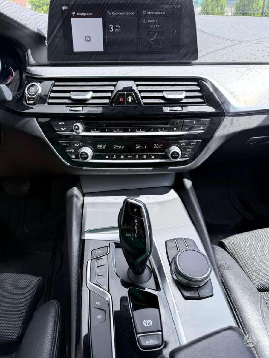 White BMW 520 2018 in Klaipeda, with an engine capacity of 2.00 L and mileage of 125 thousand km for 32500 €, photo 8 on AUTOMOTO.COM.LV