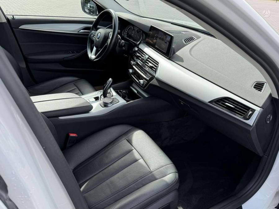 White BMW 520 2019 in Telschi, with an engine capacity of 2.00 L and mileage of 159 thousand km for 15999 €, photo 22 on AUTOMOTO.COM.LV