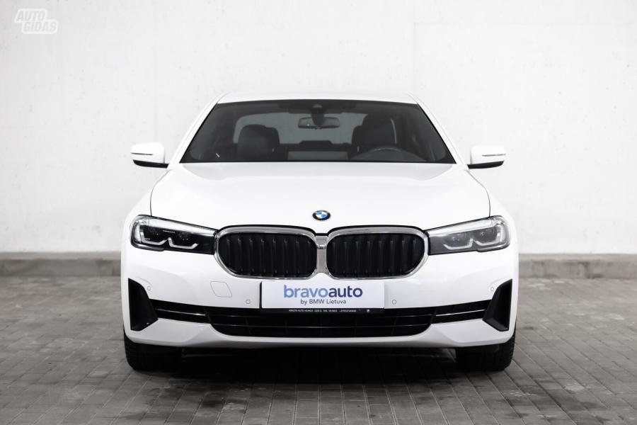 White BMW 520 2022 in Vilnius, with an engine capacity of 2.00 L and mileage of 97 thousand km for 30994 €, photo 2 on AUTOMOTO.COM.LV