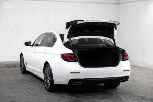 White BMW 520 2022 in Vilnius, with an engine capacity of 2.00 L and mileage of 97 thousand km for 30994 €, photo 30 on AUTOMOTO.COM.LV