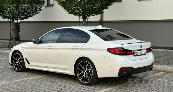 White BMW 520 2023 in Riga, with an engine capacity of 2.00 L and mileage of 165 thousand km for 33500 €, photo 3 on AUTOMOTO.COM.LV
