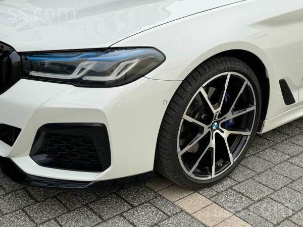 White BMW 520 2023 in Riga, with an engine capacity of 2.00 L and mileage of 165 thousand km for 33500 €, photo 5 on AUTOMOTO.COM.LV