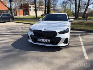White BMW 520 2023 in Riga, with an engine capacity of 2.00 L and mileage of 59 thousand km for 50900 €, photo  on AUTOMOTO.COM.LV