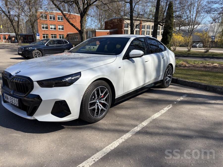 White BMW 520 2023 in Riga, with an engine capacity of 2.00 L and mileage of 59 thousand km for 50900 €, photo 3 on AUTOMOTO.COM.LV