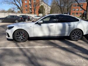 White BMW 520 2023 in Riga, with an engine capacity of 2.00 L and mileage of 59 thousand km for 50900 €, photo 4 on AUTOMOTO.COM.LV