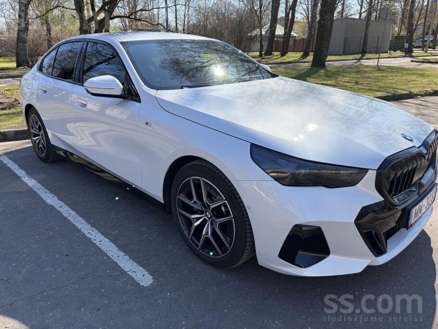 White BMW 520 2023 in Riga, with an engine capacity of 2.00 L and mileage of 59 thousand km for 50900 €, photo 10 on AUTOMOTO.COM.LV