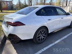 White BMW 520 2023 in Riga, with an engine capacity of 2.00 L and mileage of 59 thousand km for 50900 €, photo 11 on AUTOMOTO.COM.LV
